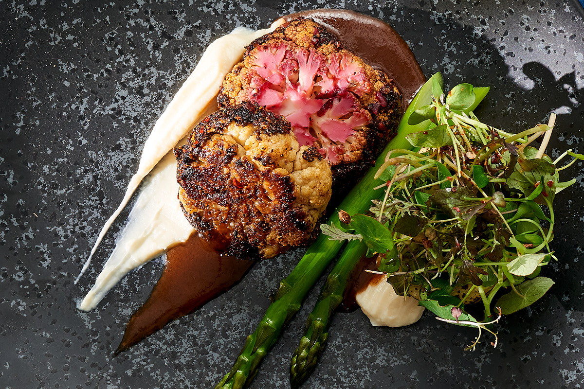 WEGAŃSKI STEK Z KALAFIORA ZE SZPARAGAMI